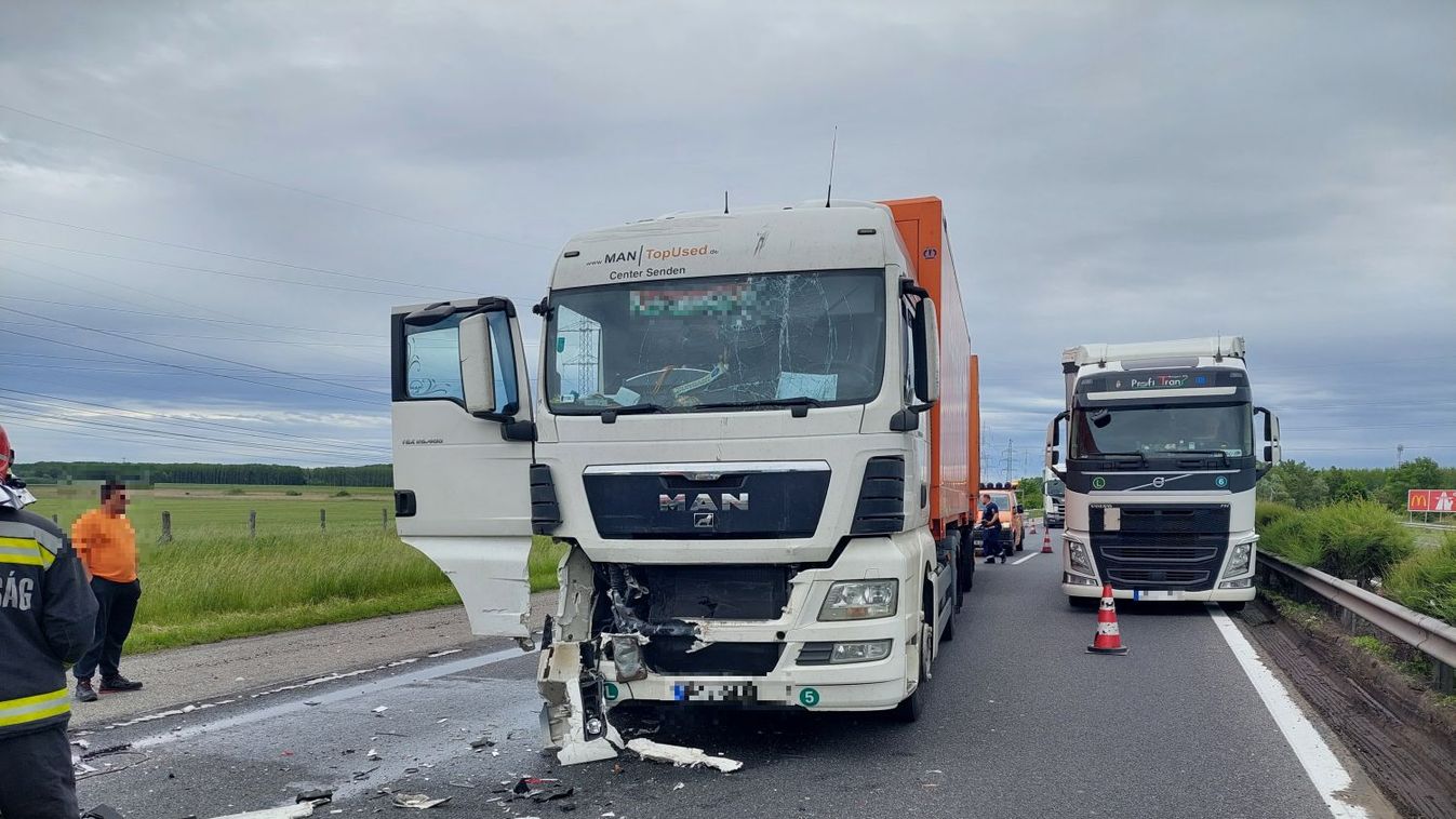 Hármas karambol történt az M1-esen Győrnél – két kamion és kisteherautó rohant egymásba – fotók ...