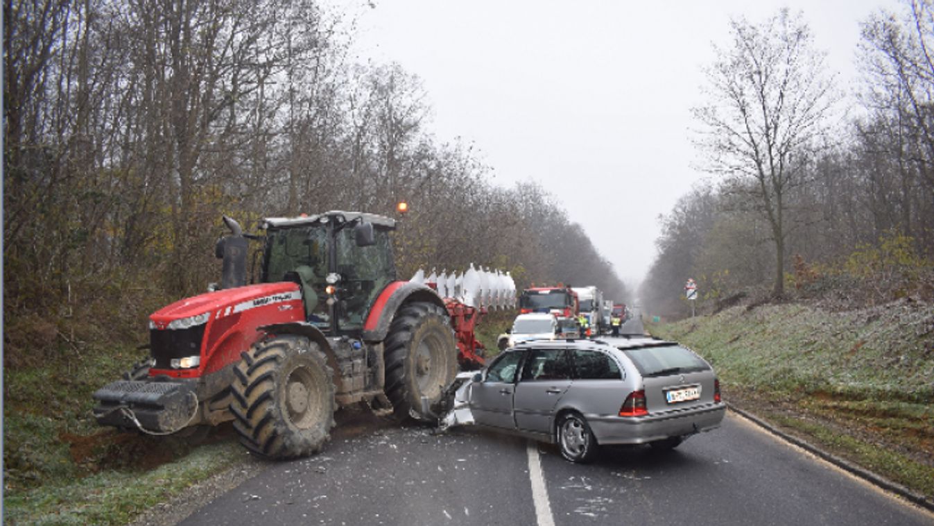Traktorral ütközött egy Mercedes Sopron közelében – fotók