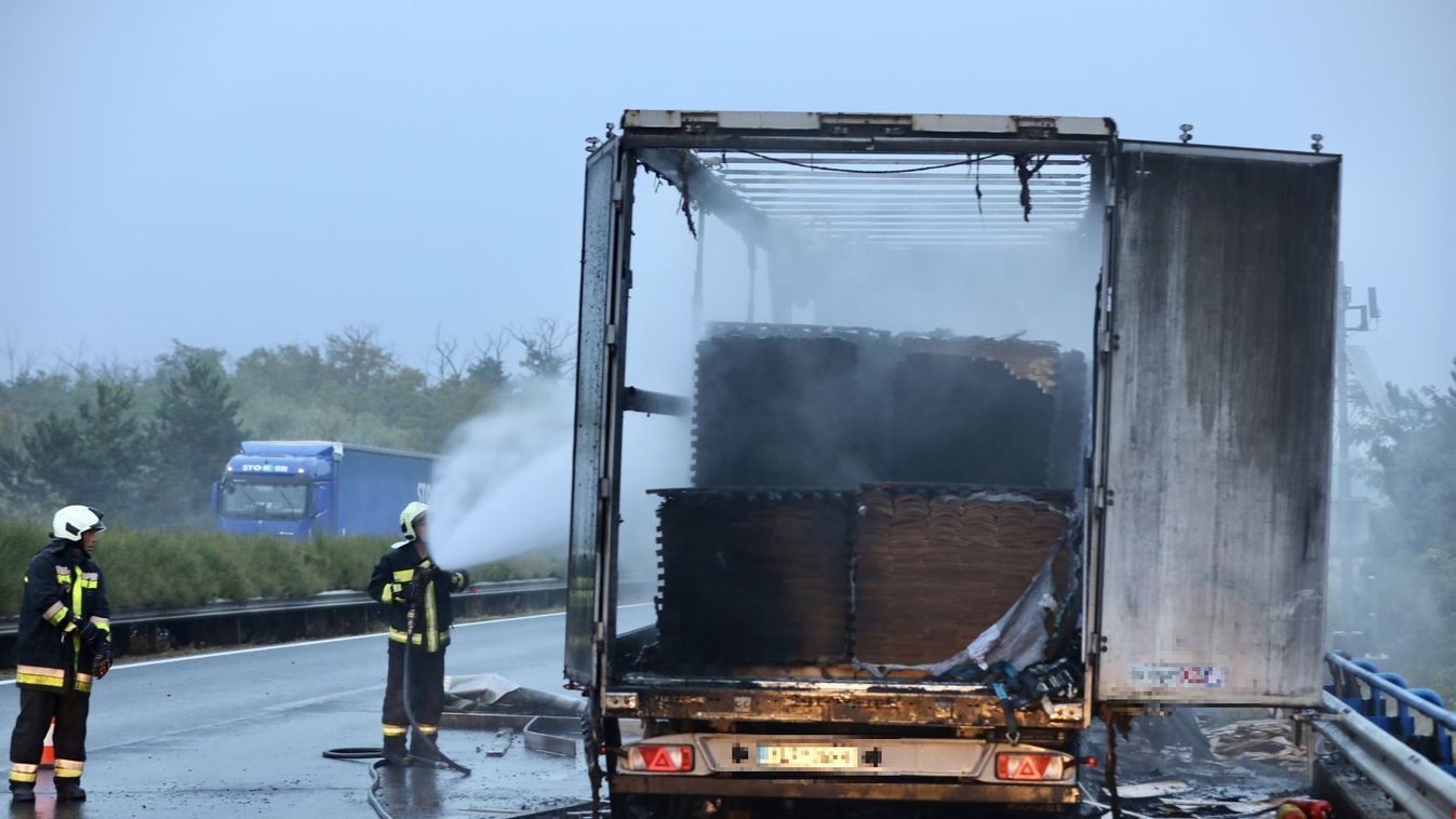 Kamion lángolt az M1-esen Győrnél – fotók, térkép
