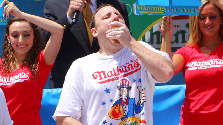 KISALFOLD - 61 hot dogot gyűrt le 10 perc alatt - videó