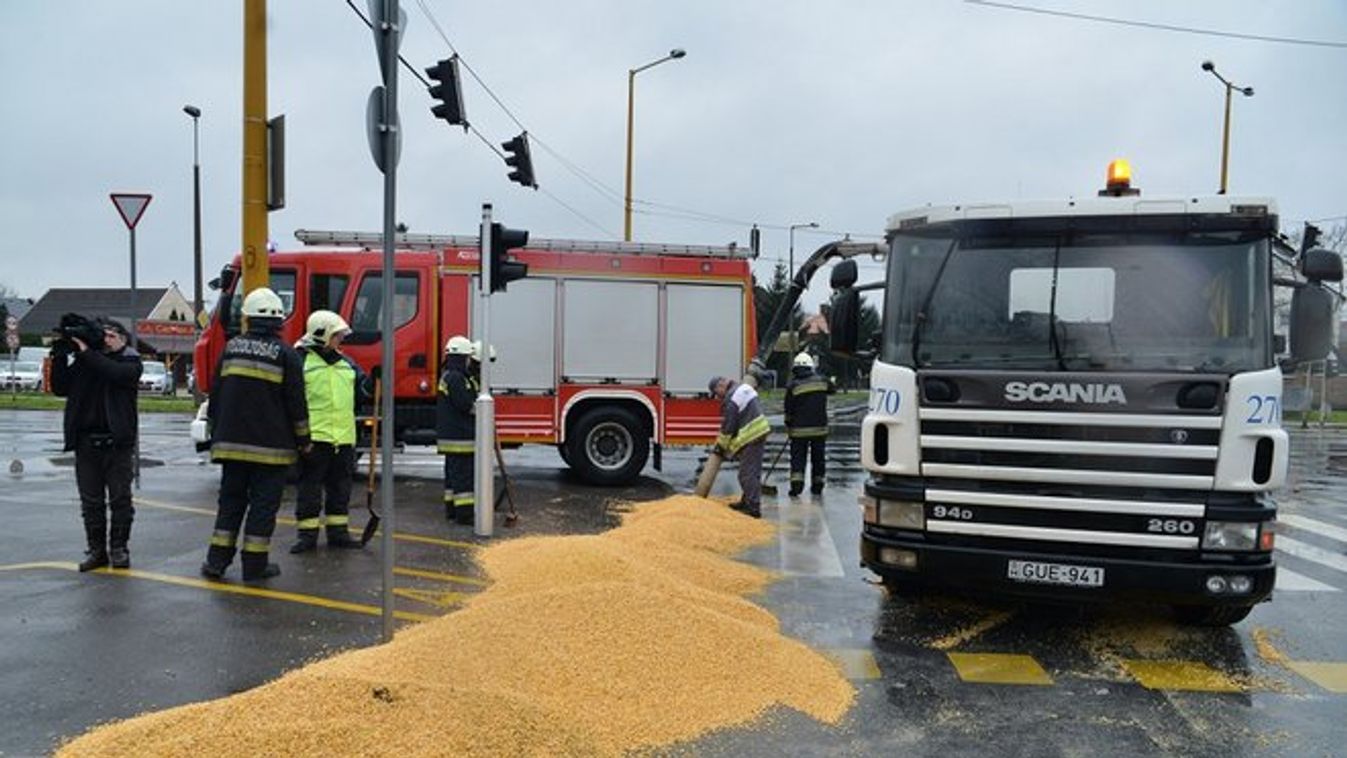 KISALFOLD - Kukorica borult a győri Szigethy Attila útra - fotók