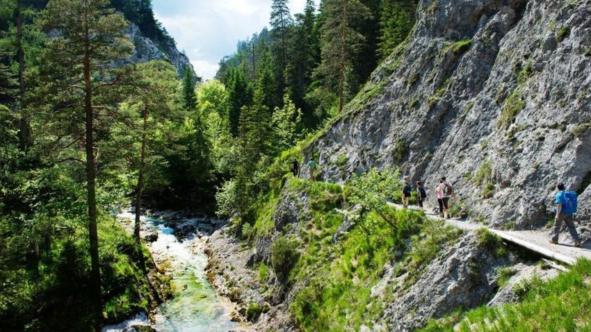 KISALFOLD - Különleges bakancsos túrák: vízeséssel tarkított sziklafalak