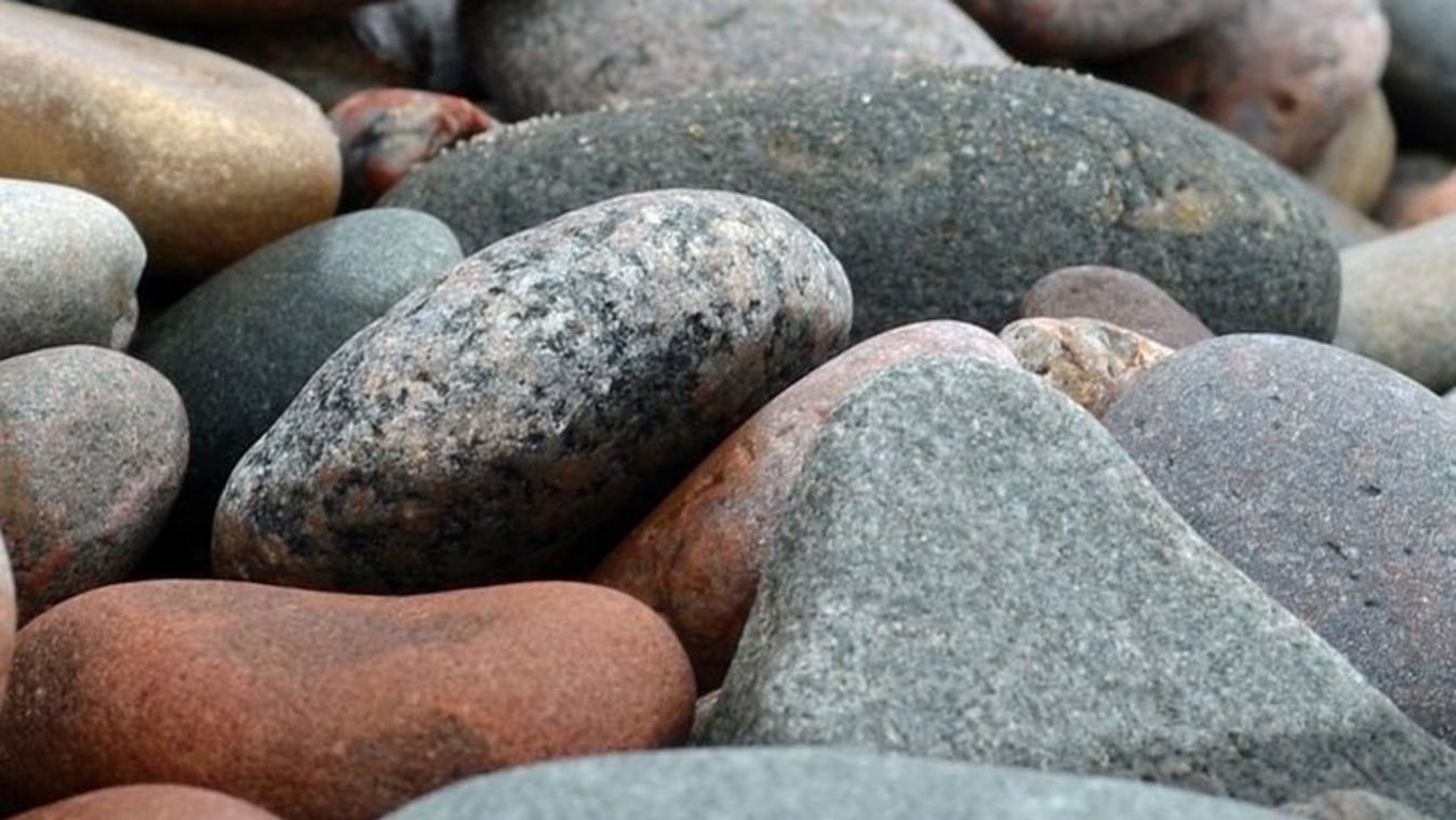 Kövekkel dobálta a munkásokat egy 22 éves fiatal Győrben a Radnóti utcában