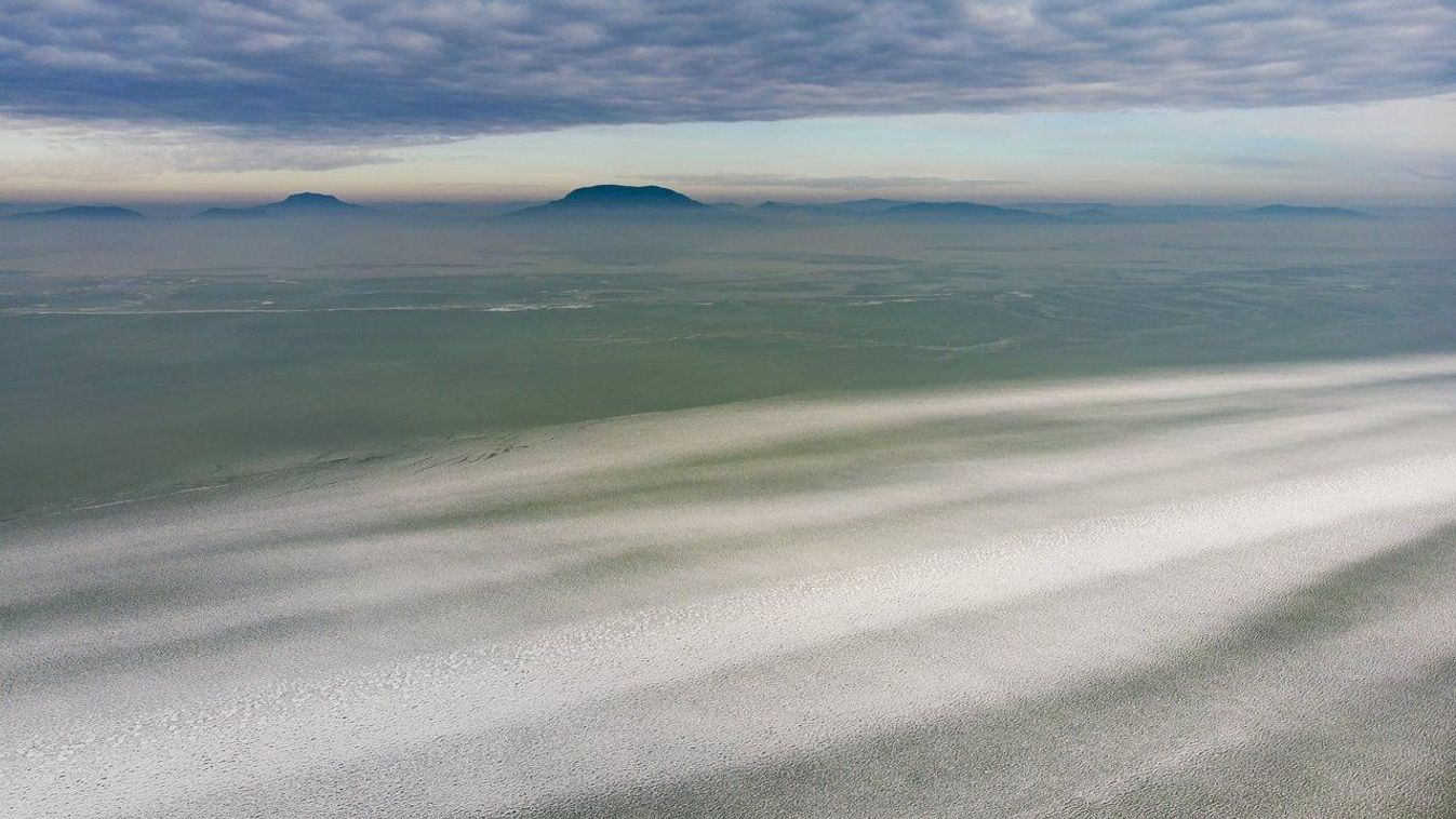 Lenyűgöző a jeges Balaton, pláne felülről nézve - Fotók