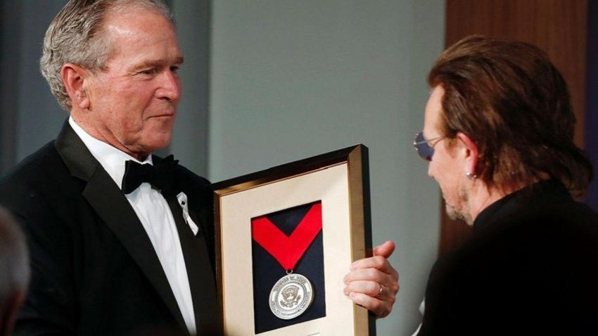 KISALFOLD - Bono kapta az első George W. Bush-medált