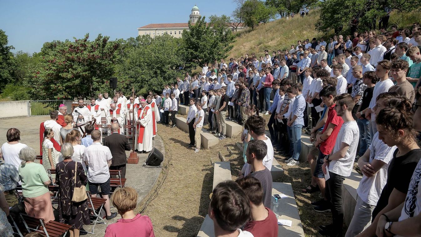 Pannonhalmán stációs szentmisét tartottak, Győrben Veres András ...