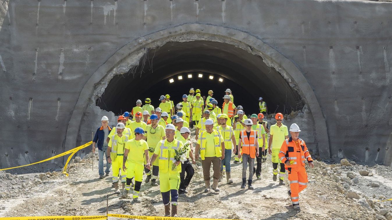 Épül az M85-ös autóút Sopronnál - Már látszik az alagút vége - Videón ...