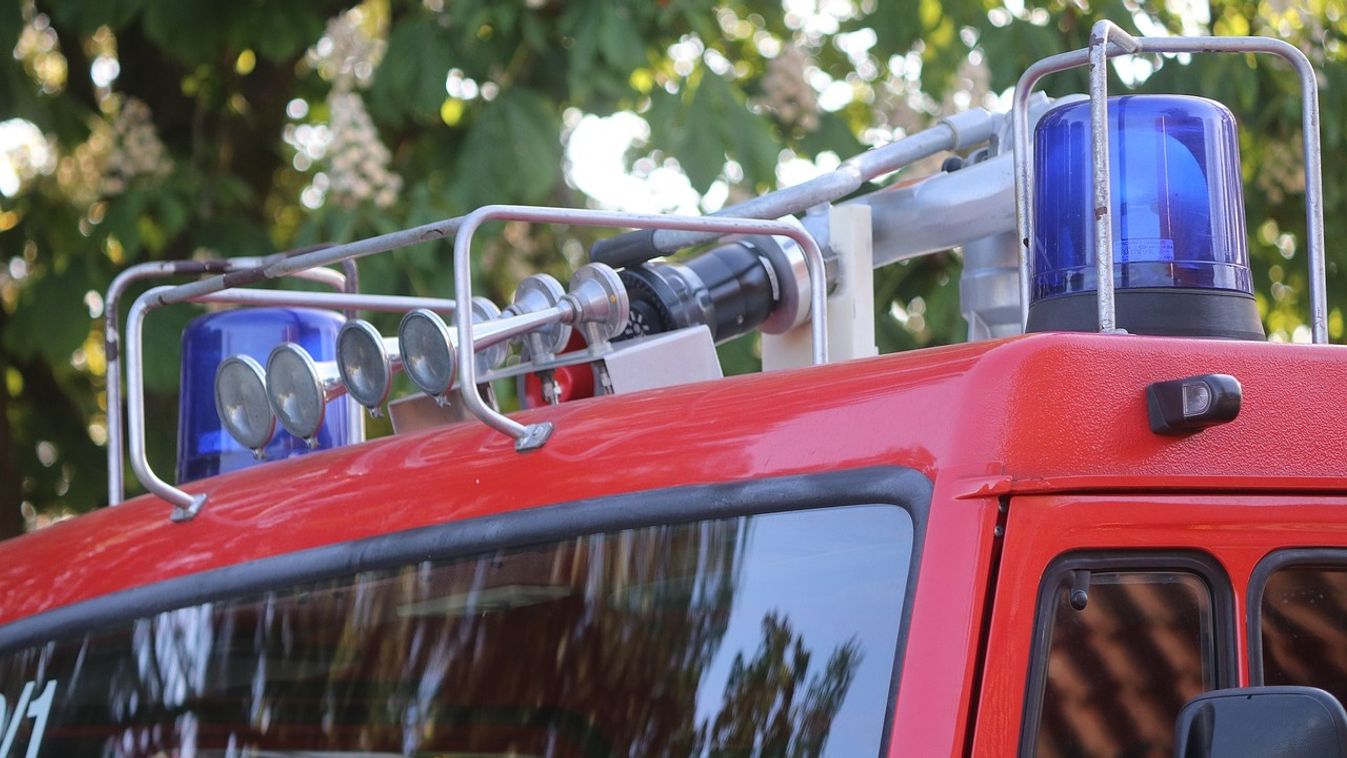 Árokba hajtott egy autó az M85-ösön Jobaházánál