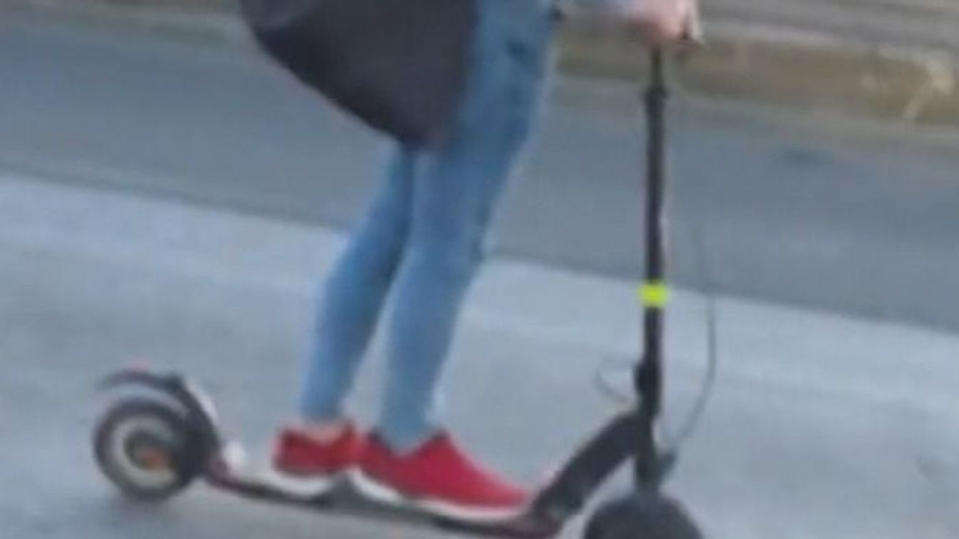 Döbbenetes videó: az M5-ösön rollerezett egy férfi a kocsik között