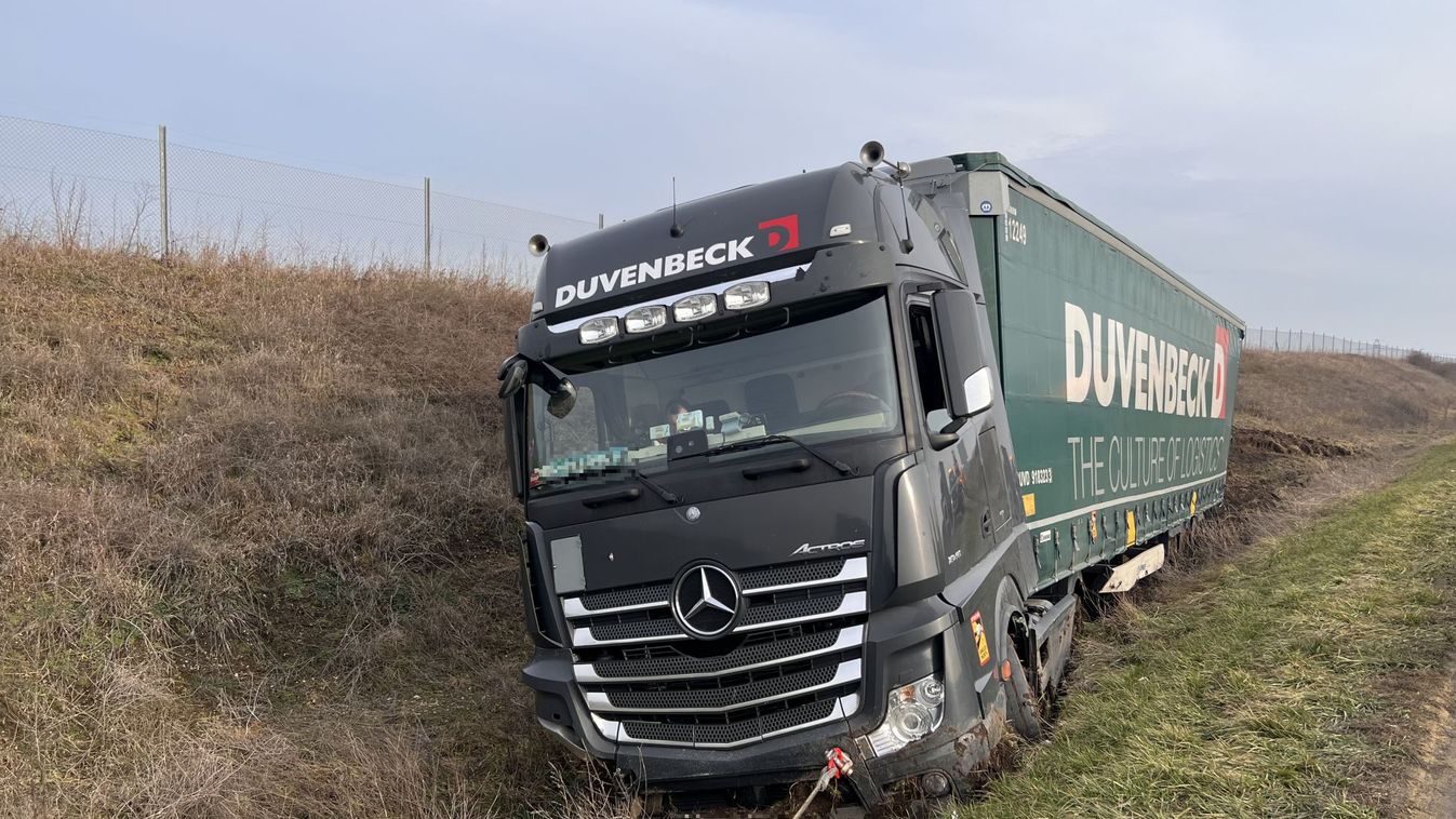 KISALFOLD - Elaludt a kamionos az M1-esen Győrszentivánnál - csúnya ralizás lett a vége - fotók