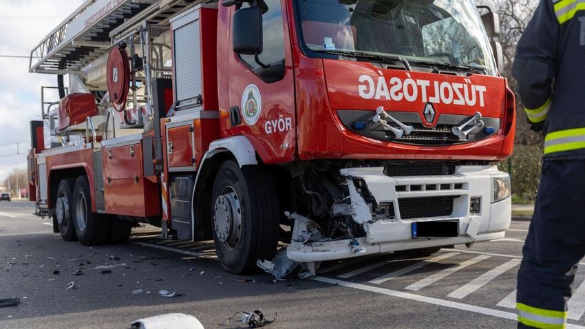 KISALFOLD - Autó és tűzoltókocsi ütközött Győrben - fotók