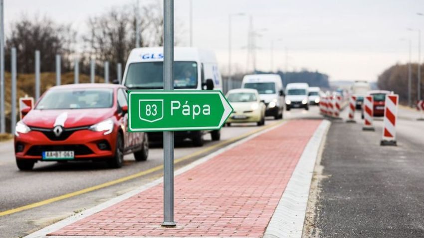 KISALFOLD - Figyelem! Torlódik a forgalom a 83-as főúton Győrszemerénél KISALFOLD - Figyelem! Torlódik a forgalom a 83-as főúton Győrszemerénél
