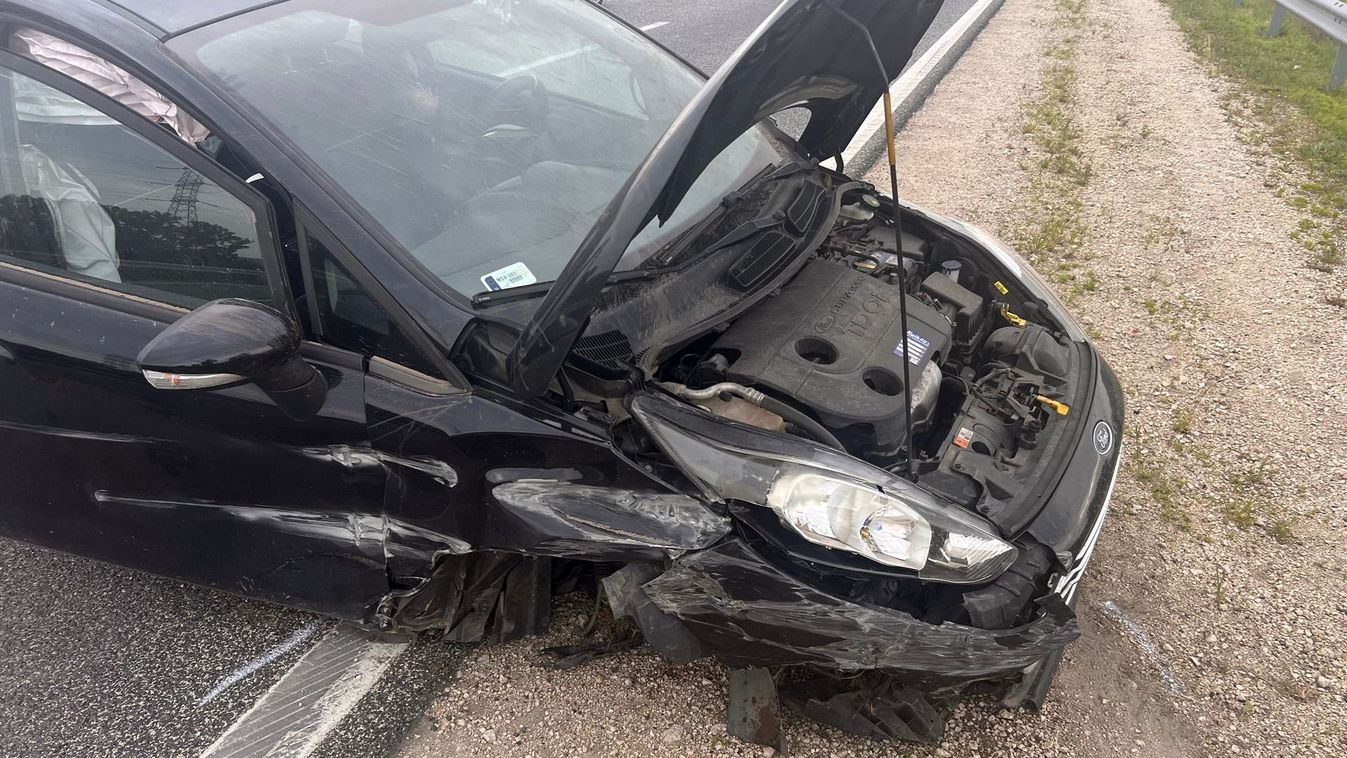 Két autó karambolozott az M85-ös autóúton Enese közelében - fotók