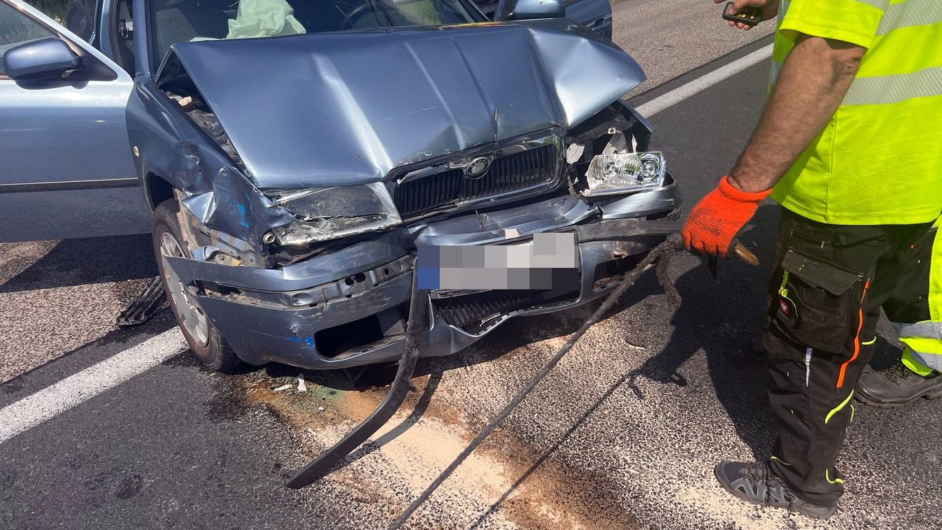 Hármas karambol az M1-esen Nagyszentjános közelében - csúnyán összetört Skoda, kinyílt légzsák ...