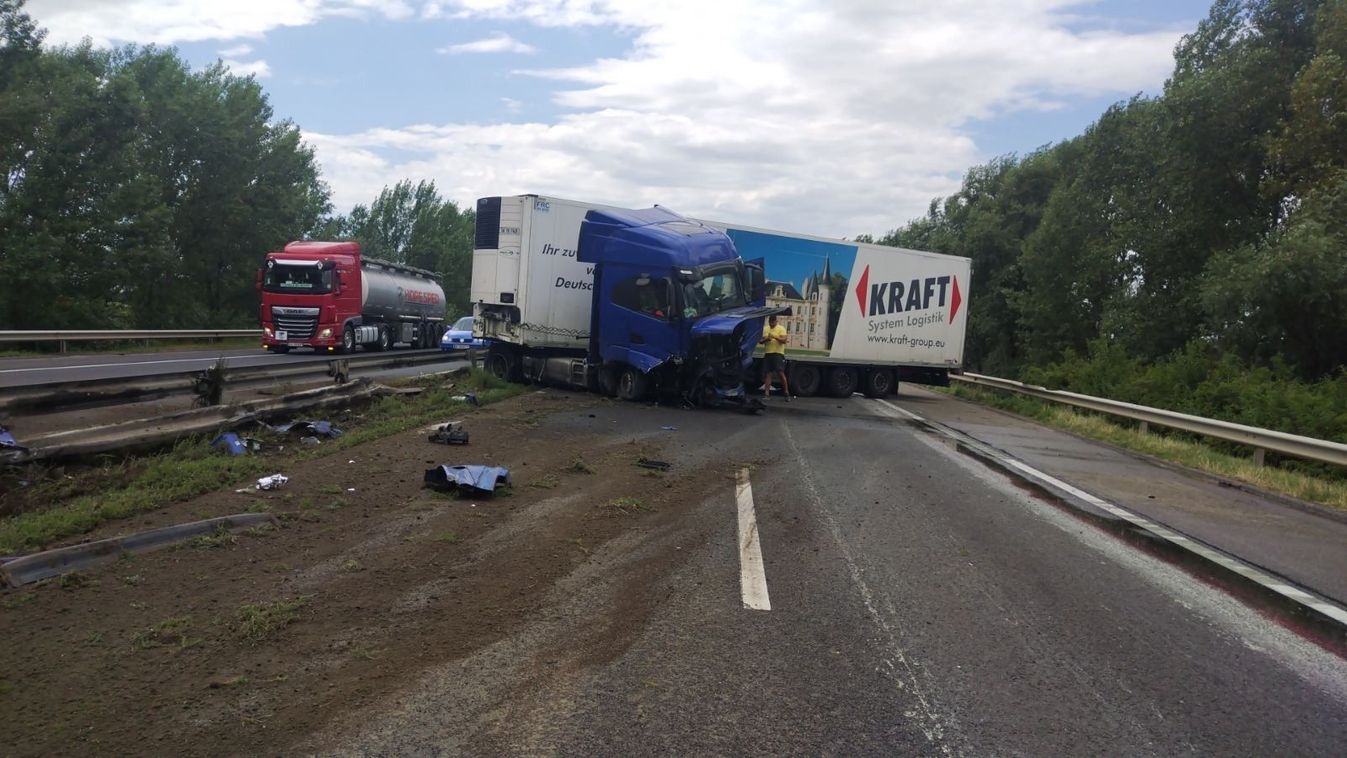 Kamion csapódott szalagkorlátnak az M1-esen, gázolaj ömlött az autópályára Győr-Ménfőcsanaknál ...