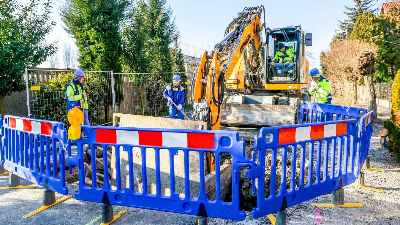 Csatornák szakadtak le Győrben több helyen