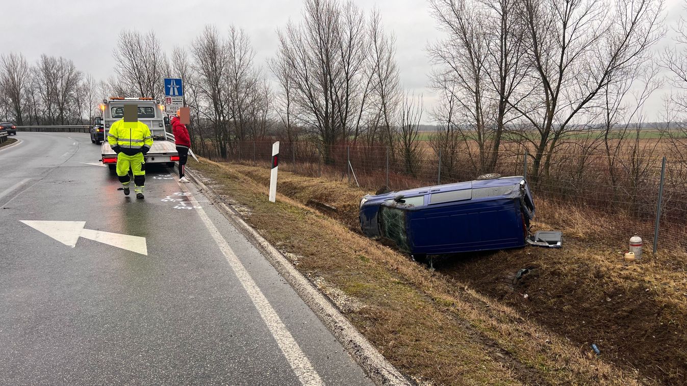 Árokba borult egy autó az M1-esen az abdai felhajtónál - Fotók