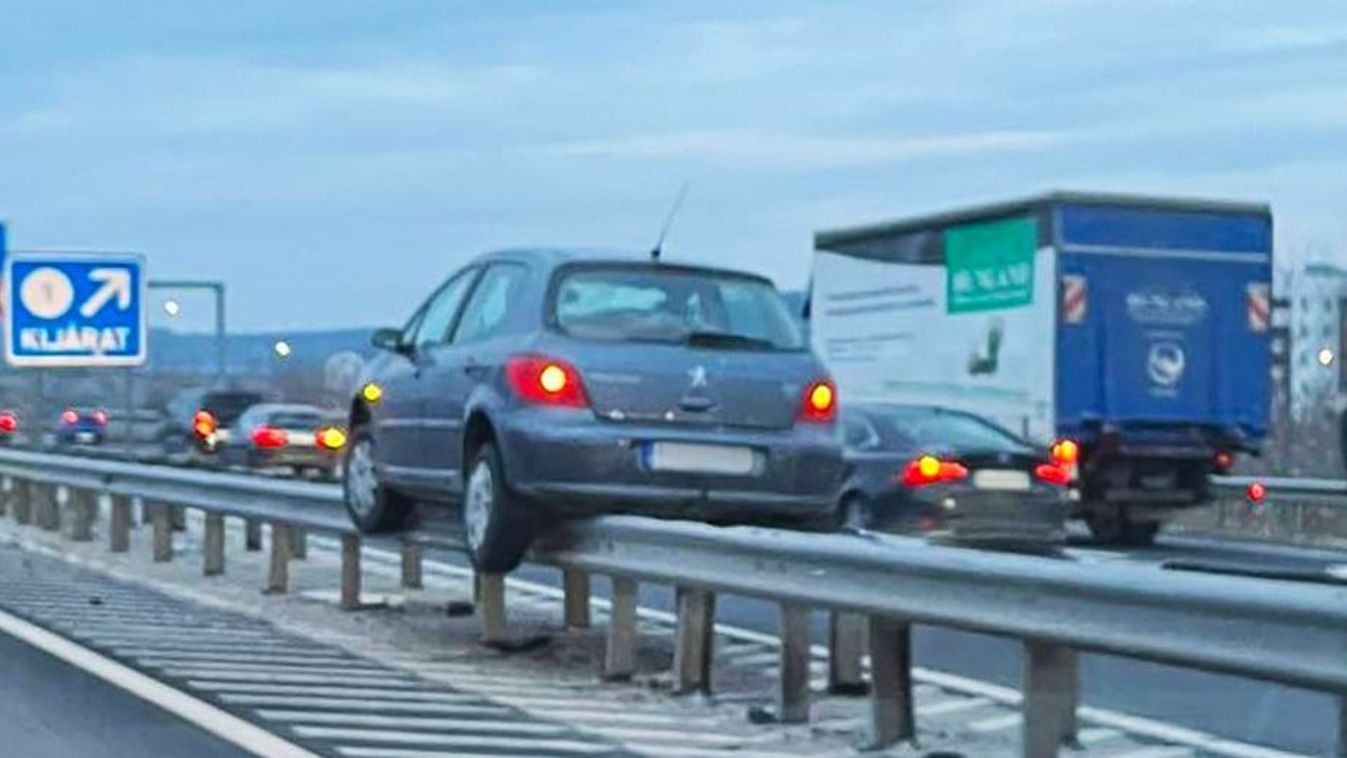 Hihetetlen mutatvány - Szalagkorlát tetején kötött ki az autós az M1-esen