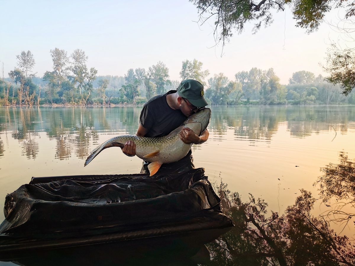 Dévér, süllő, amur: büszke pecások mutatják meg a legszebb példányokat ...