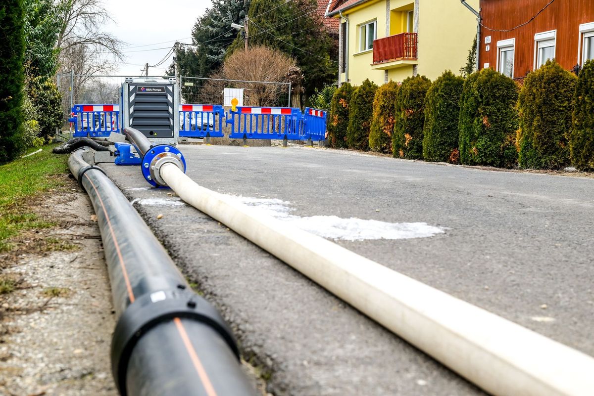Csatornák szakadtak le Győrben több helyen