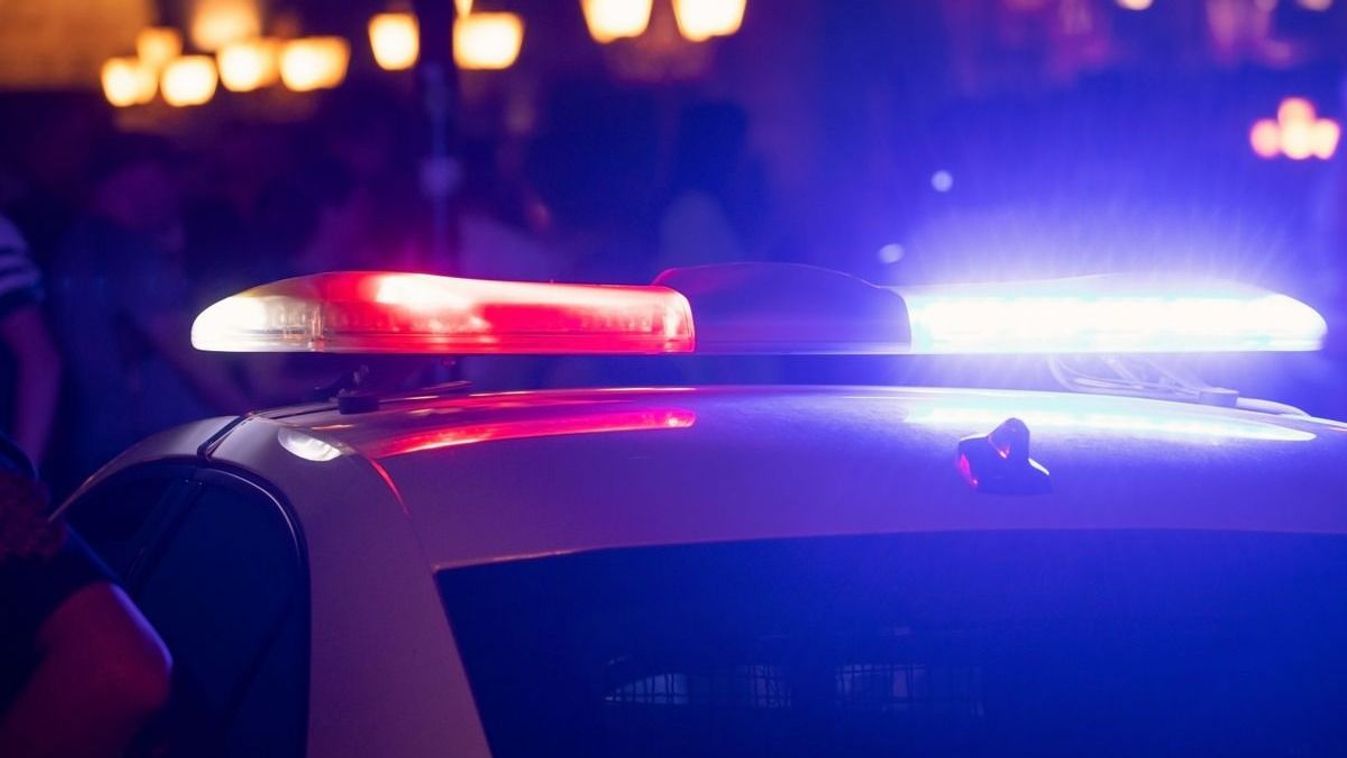 Szalagkorlátnak csapódott egy autó az M85-ösön