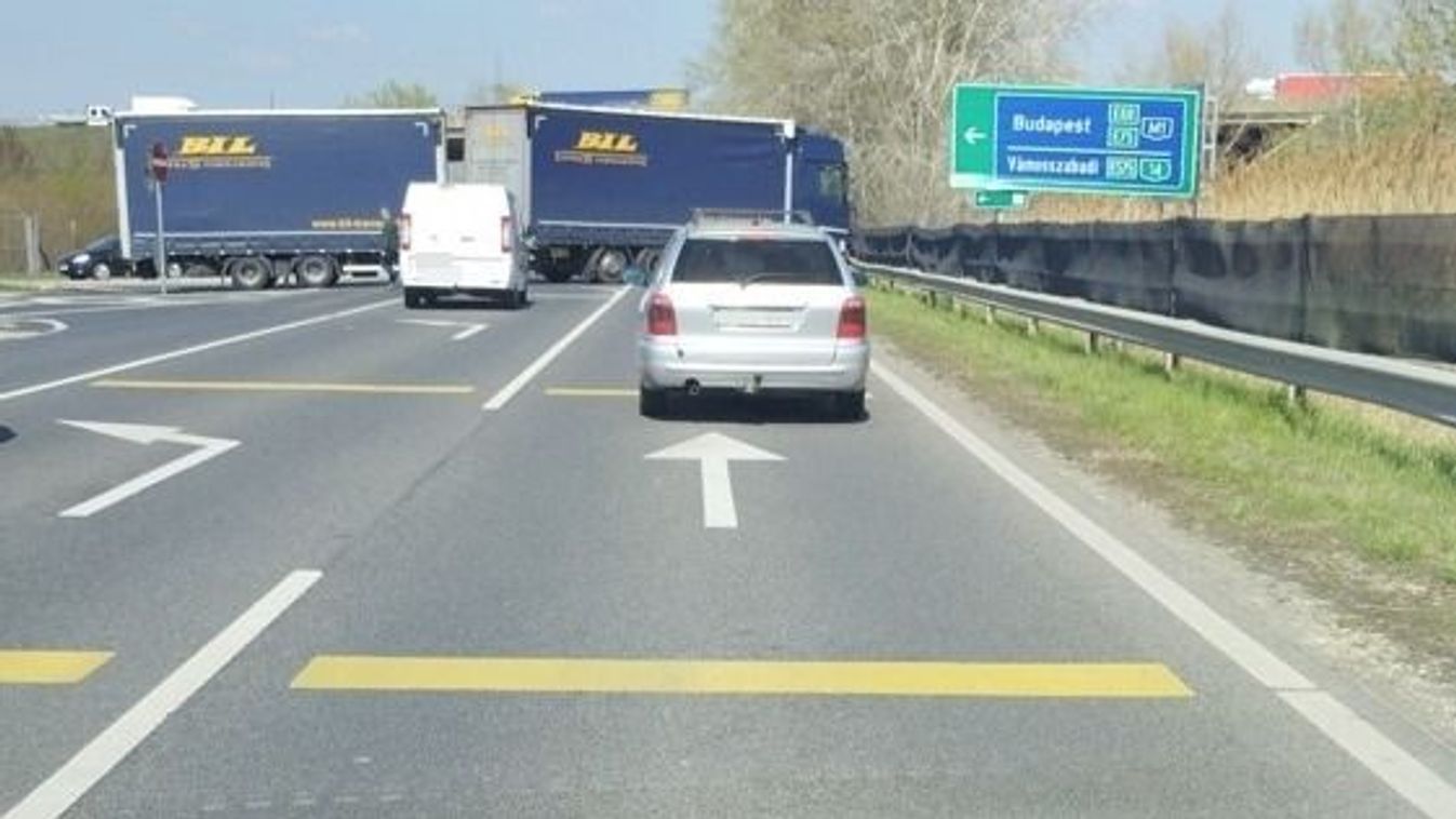 Szalagkorlátnak hajtott majd keresztbe állt egy kamion az M1-esen - Lezárták a lehajtót