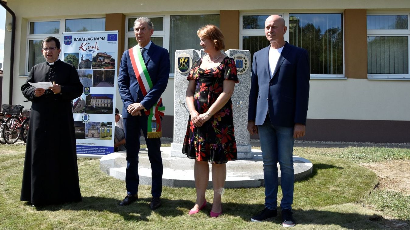 Barátság-kút: Olasz bor folyt Kimlén