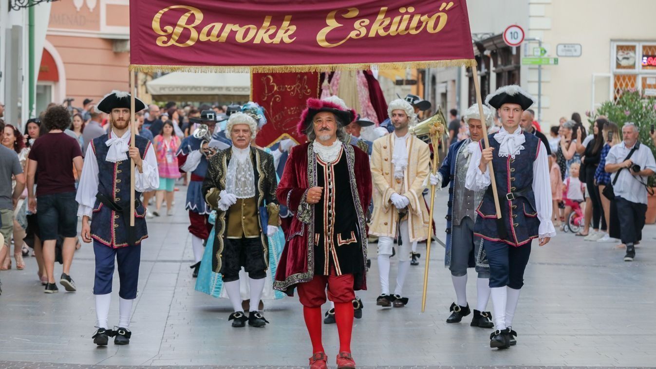 Barokk Esküvő vonulása a belvárosban