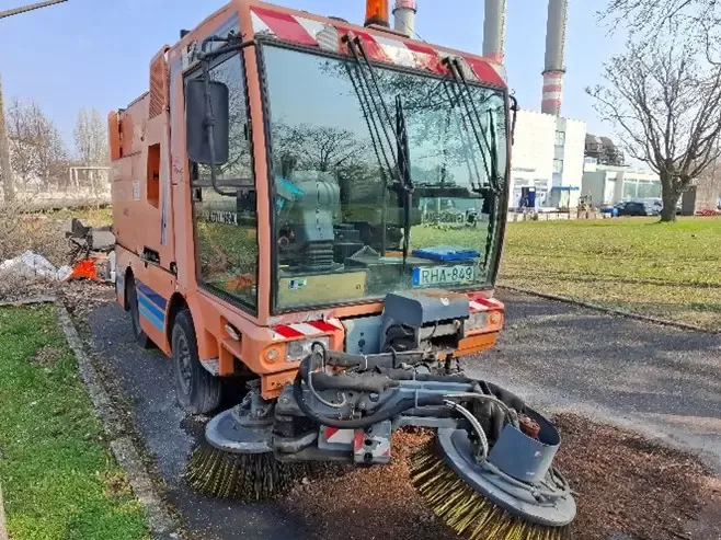 Eladó autók mellett különleges járművek is kalapács alatt