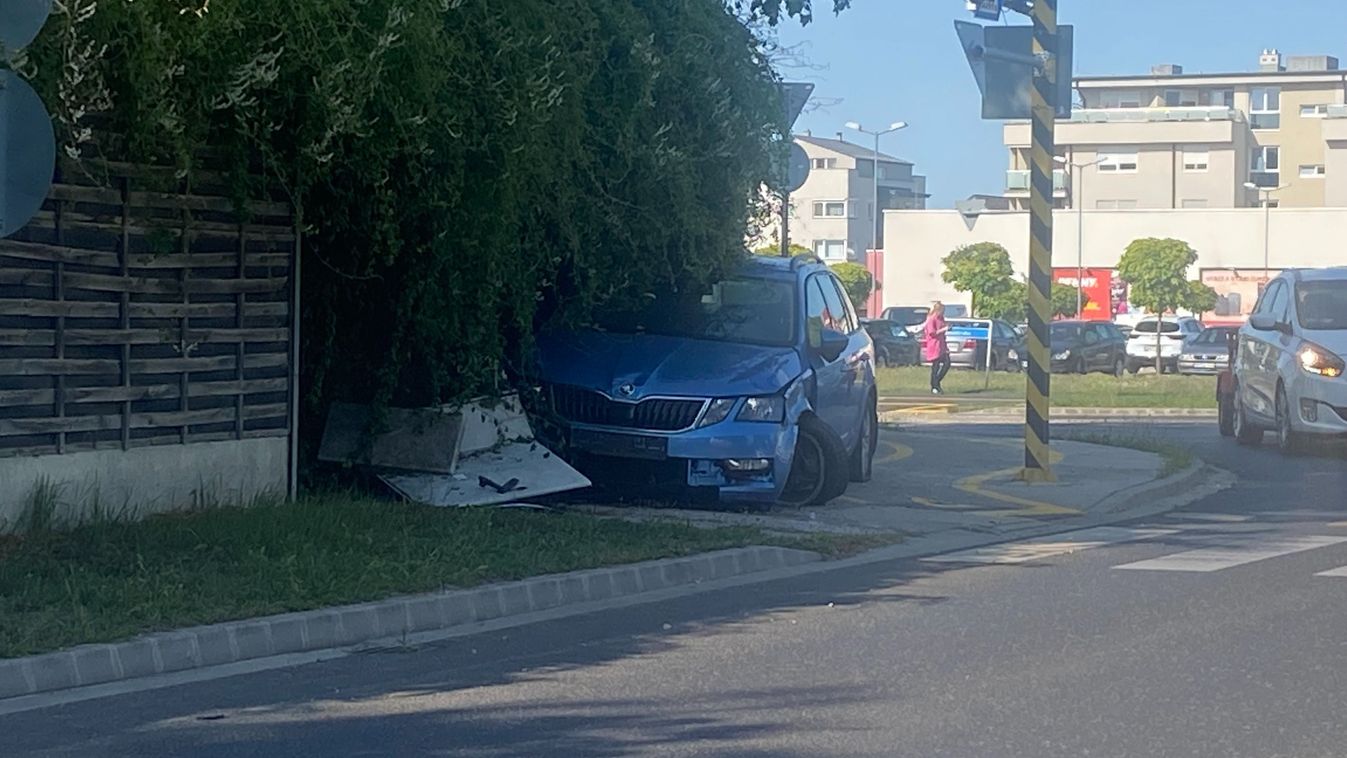 Rommá tört autó vesztegel Győr-Révfaluban, elhagyatva áll a forgalmas ...
