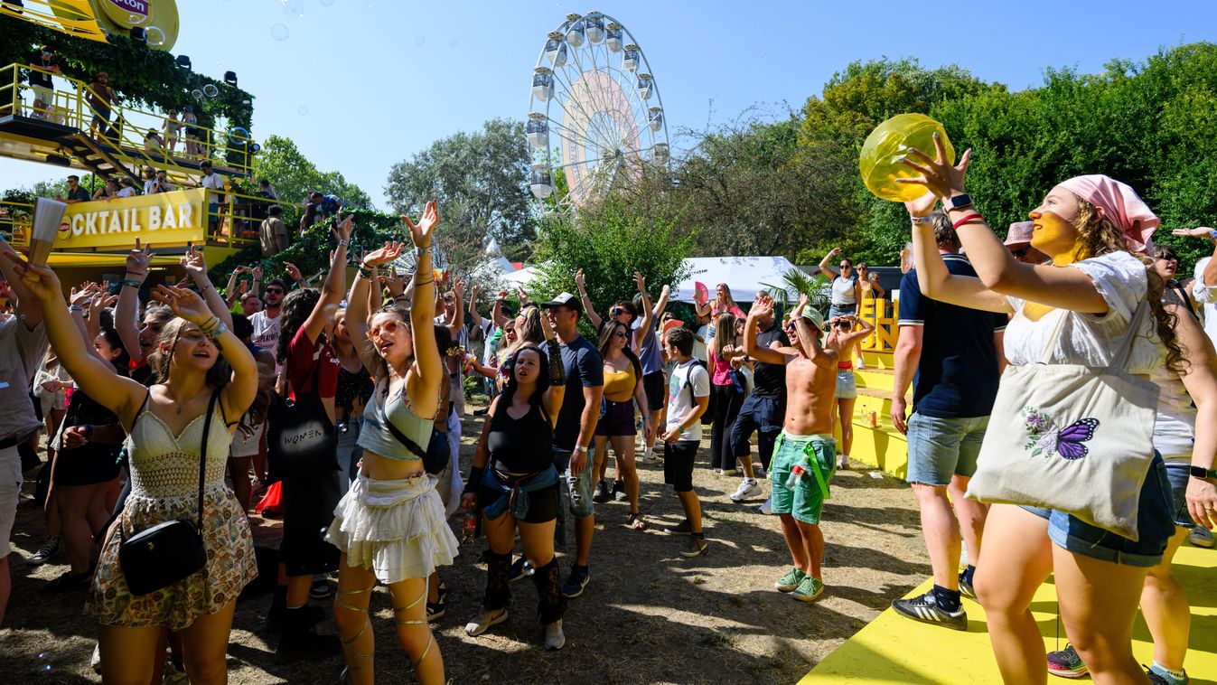 Tíz bomba jó fotón mutatjuk a Sziget Fesztivál második napjának ...