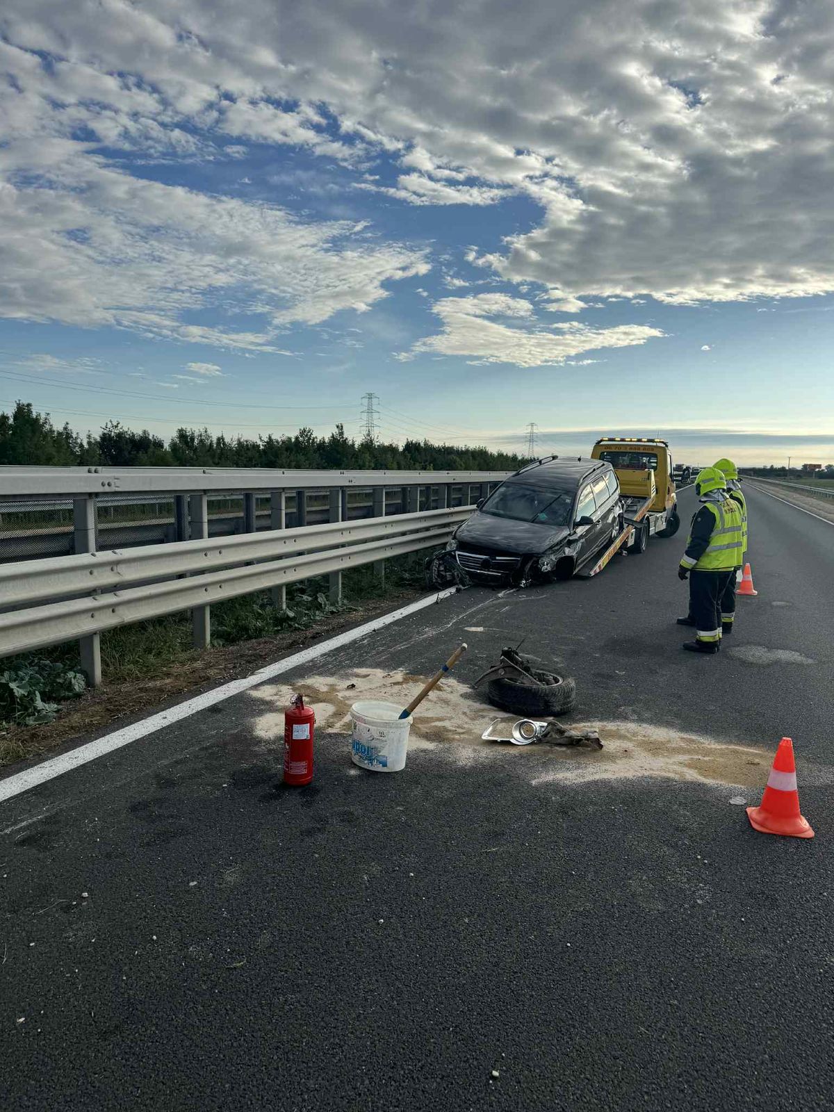 Autóbaleset történt az M86-oson, szalagkorlátnak hajtott a jármű - fotók