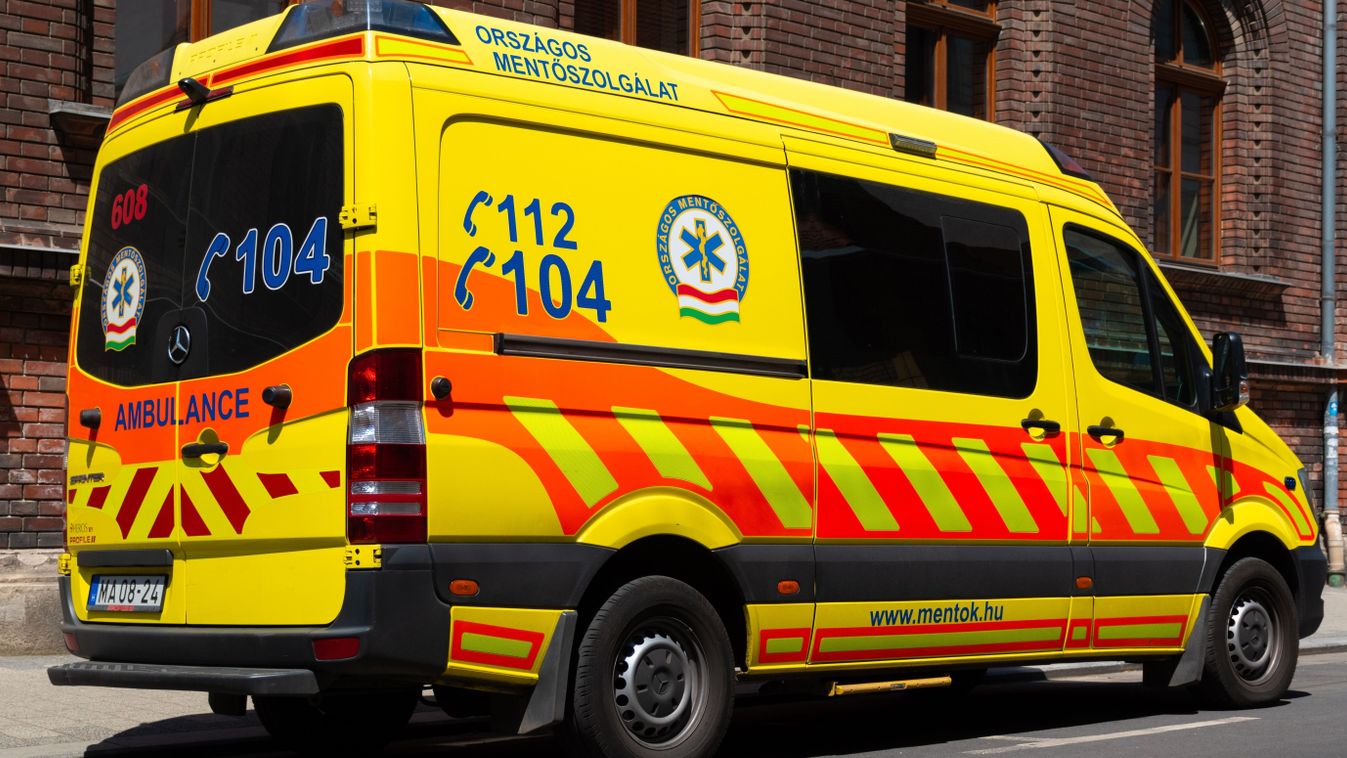 Egymásba hajtott egy terepjáró és egy személyautó a 82-esen, hárman kerültek kórházba