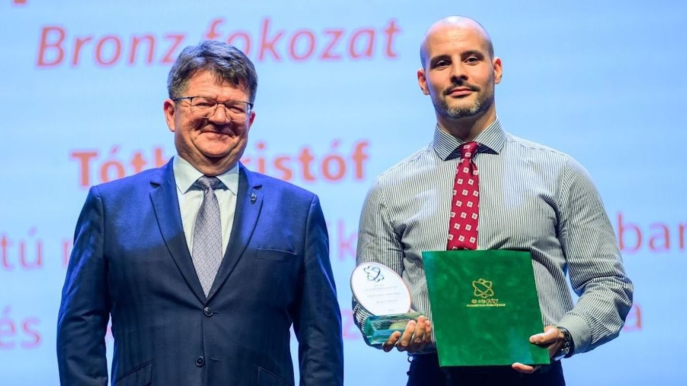 Tóth Kristóf,a győri fizikatanár díjat kapott