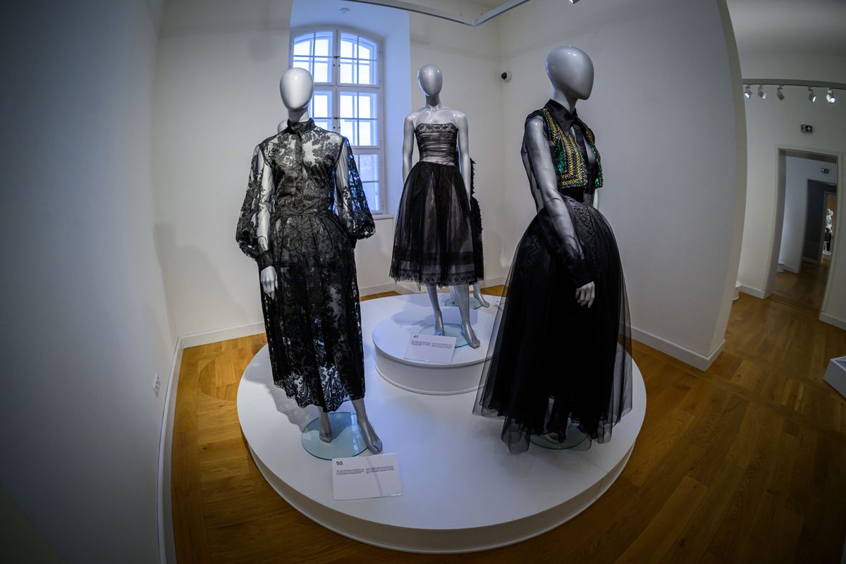 Az Esterházy-kastély ad otthont Zoób Kati csodálatos ruháinak - videó