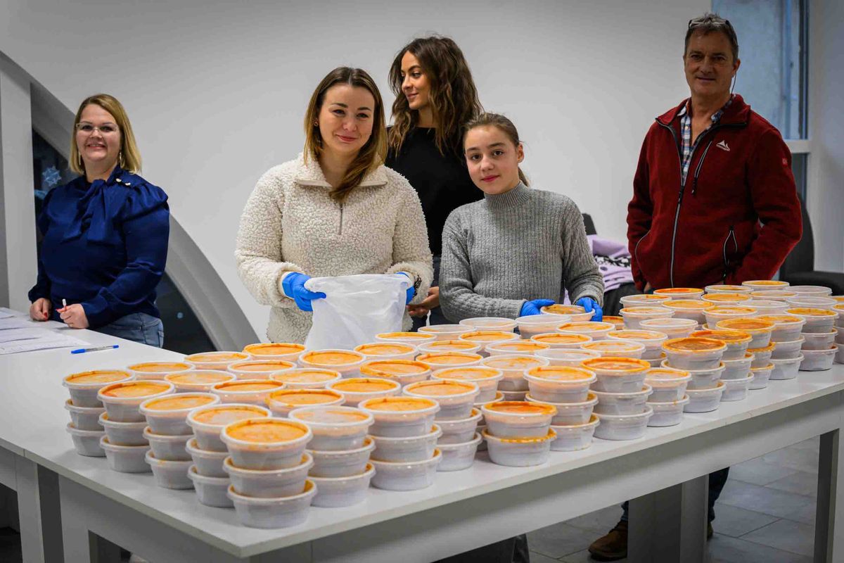 Nehezebb sorsú embereknek osztottak ételt