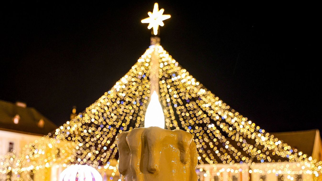 Adventi gyertyagyújtás a győri Széchenyi téren