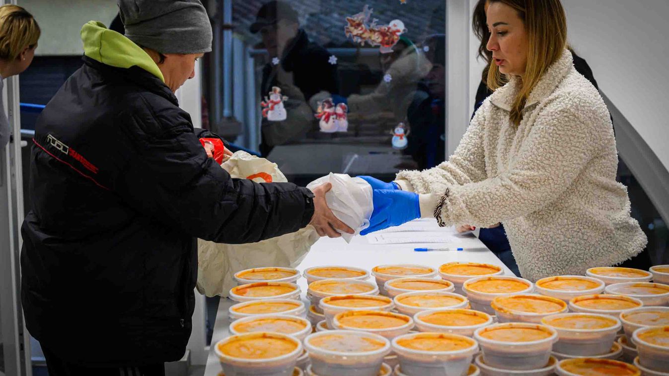Nehezebb sorsú embereknek osztottak ételt