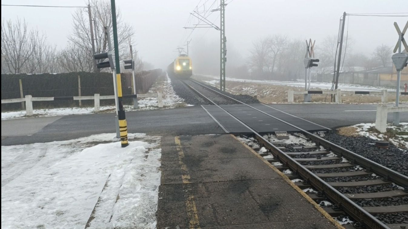 Szárföldi vasúti átjáró biztonsága