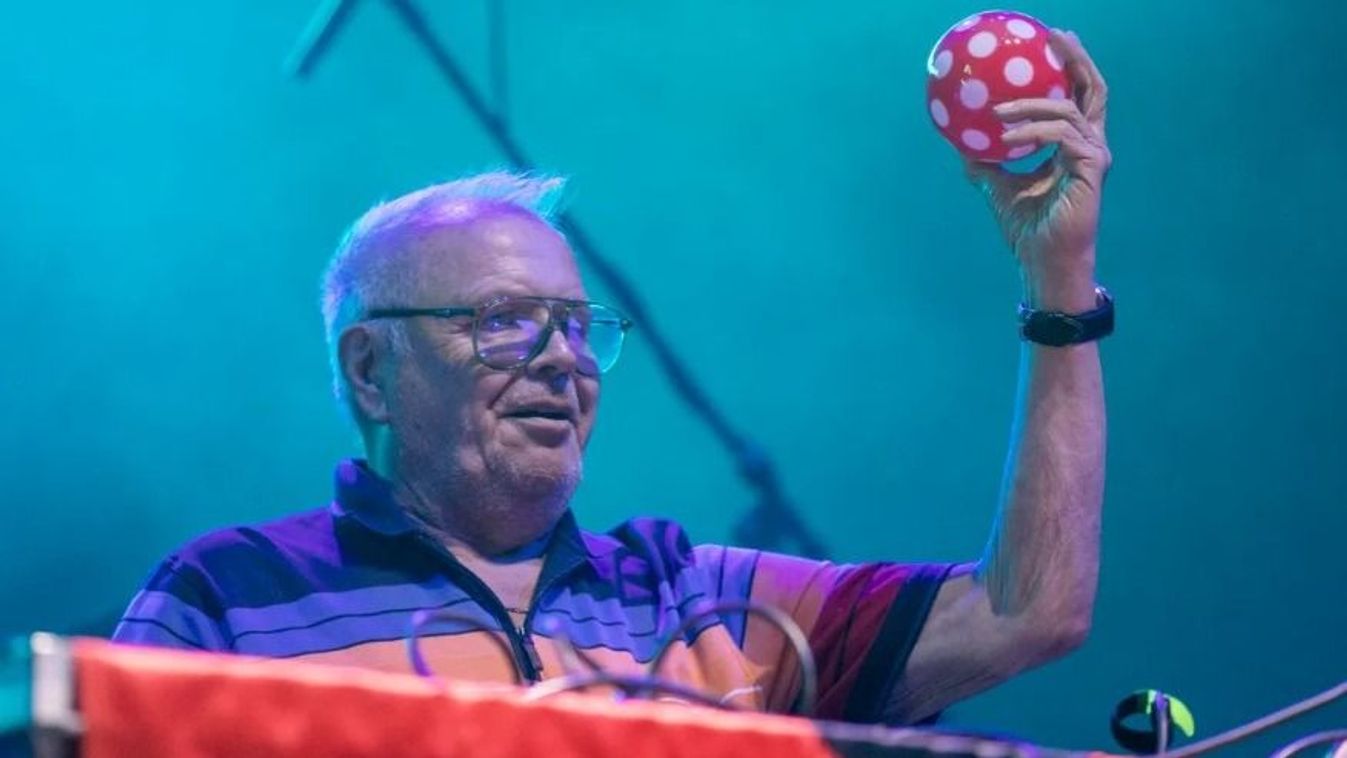 Dévényi Tibi bácsi ma ünnpel, 79 éves lesz a népszerű lemezlovas.