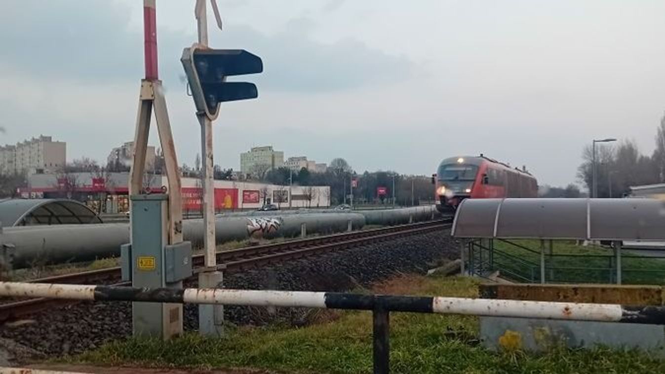 Villámcsapás miatt hibásodott meg a sorompó Győrben - fotó