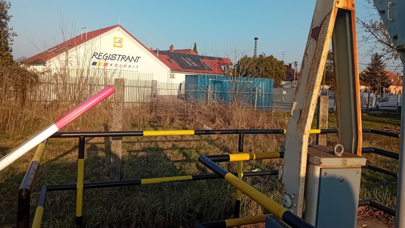 Letörött sorompó: ebben a győri vasúti átjáróban óvatosan közlekedjenek ...