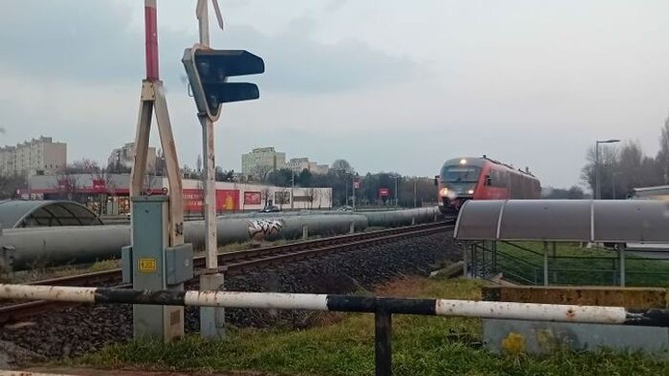 Ezért nem működött két vasúti átjáró sem Győrben - Megérkezett a GYSEV ...
